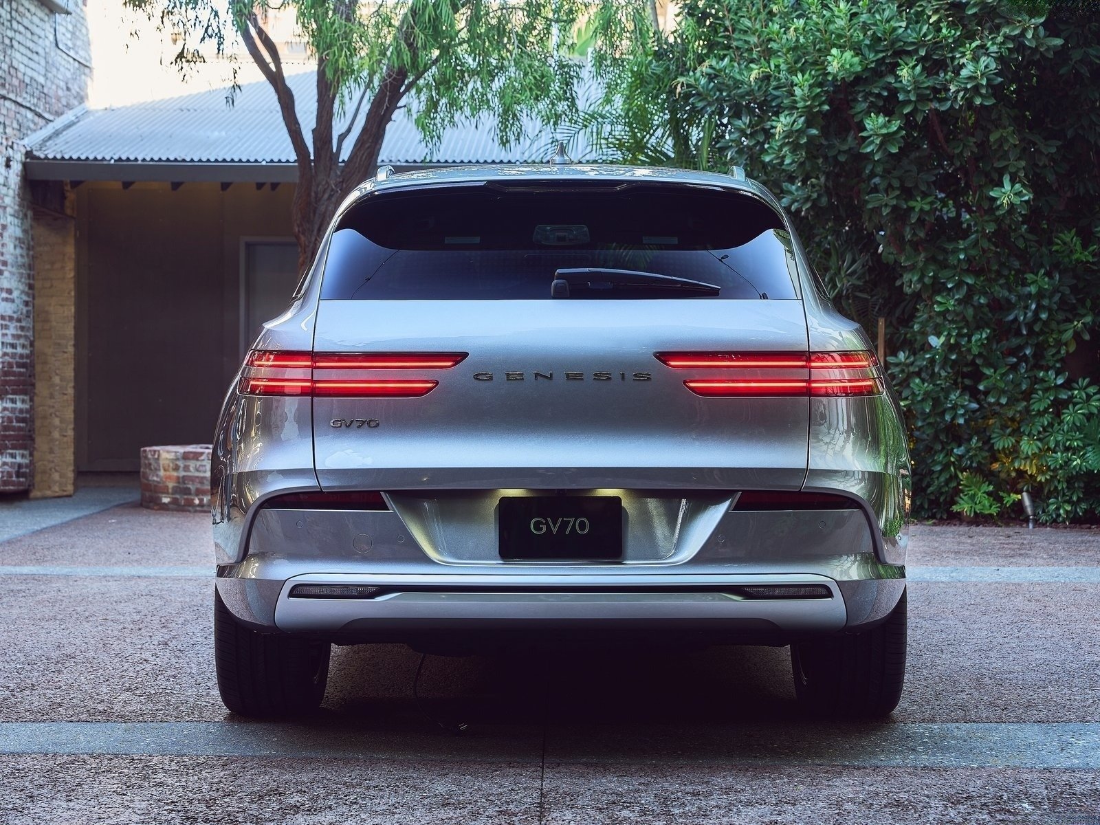 Genesis Electrified GV70 AWD 2025 - Compare With USA EVs | Green Cars ...