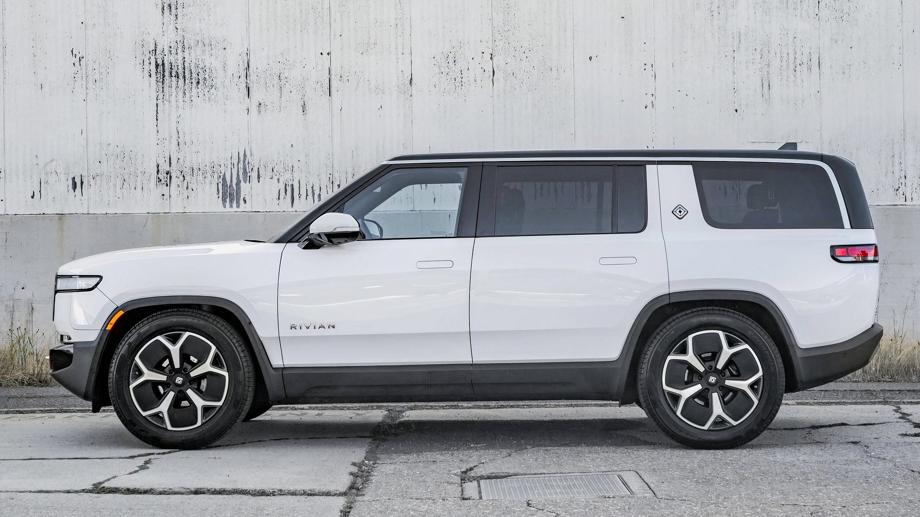 Rivian R1S Dual-Motor Standard 2025 - EV Full Specs Global | Green Cars ...