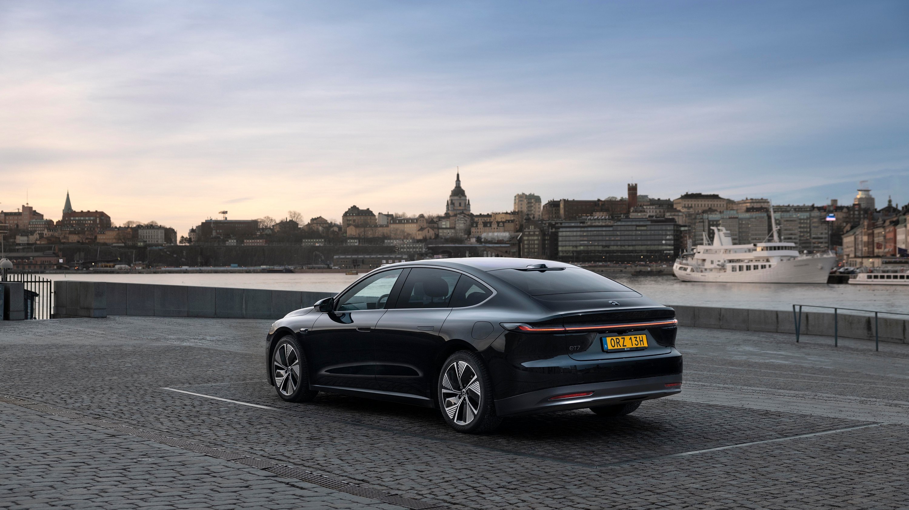 NIO ET7 Standard Range 2025 - Electric Sedan Global Overview | Green Cars Compare