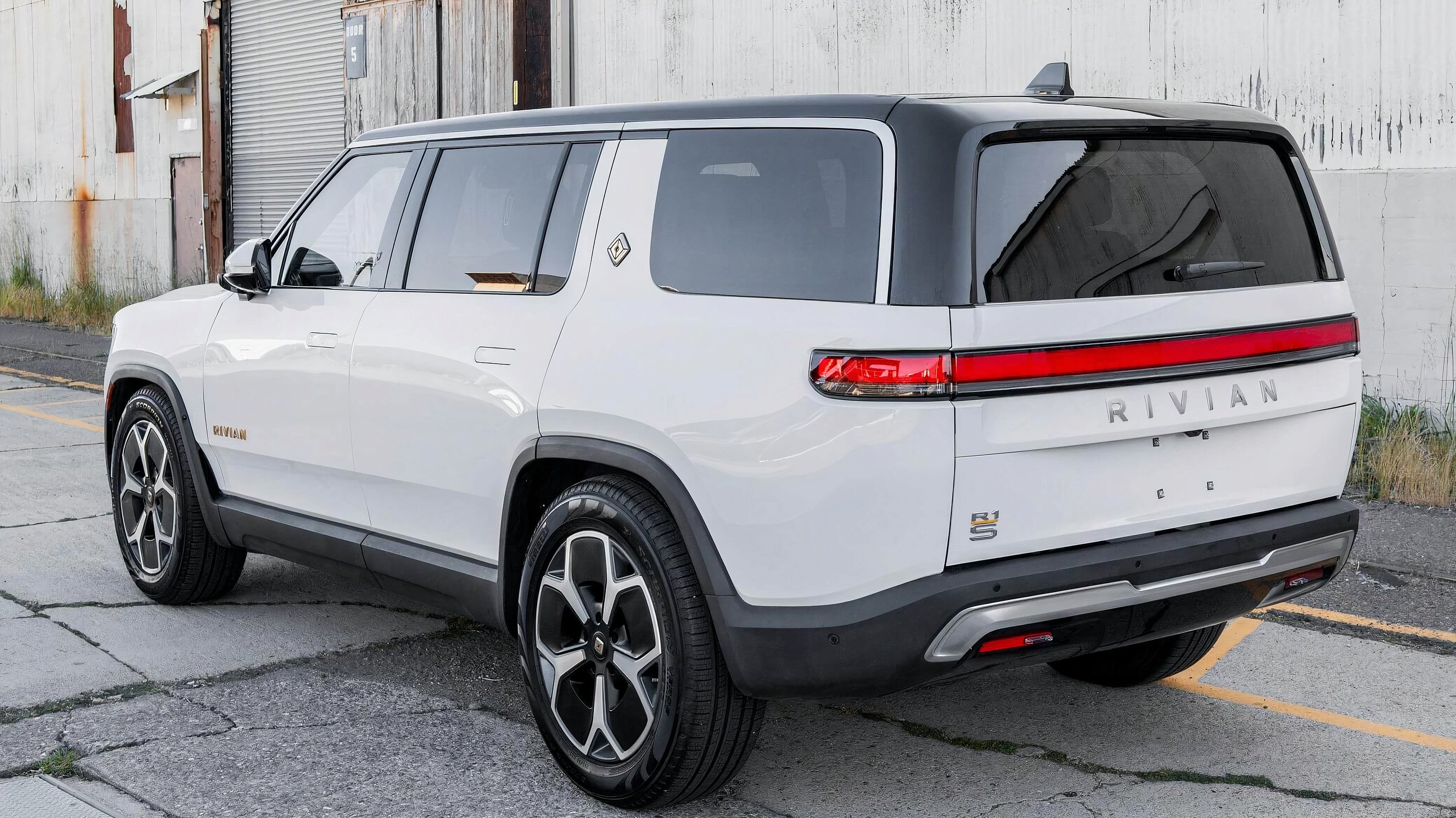 Rivian R1S Dual-Motor Standard 2025 - EV Full Specs Global | Green Cars ...