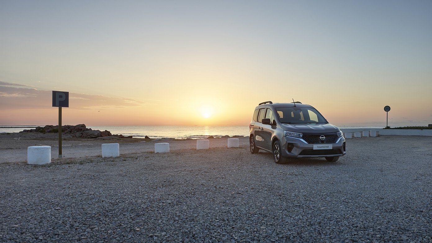 Nissan Townstar Evalia EV L2 2025 - Electric Minivan Global Overview ...